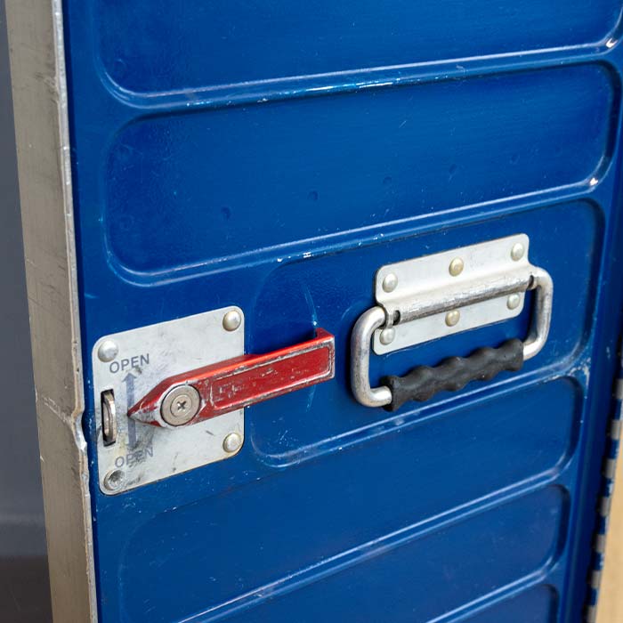 Blauer SAS 2/3rd Flugzeugtrolley mit 6 Alu-Einschüben